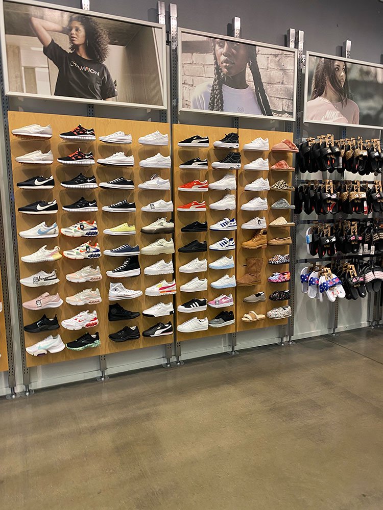 FINISH LINE - 835 N Michigan Ave #715, Chicago IL - Hours, Directions ...